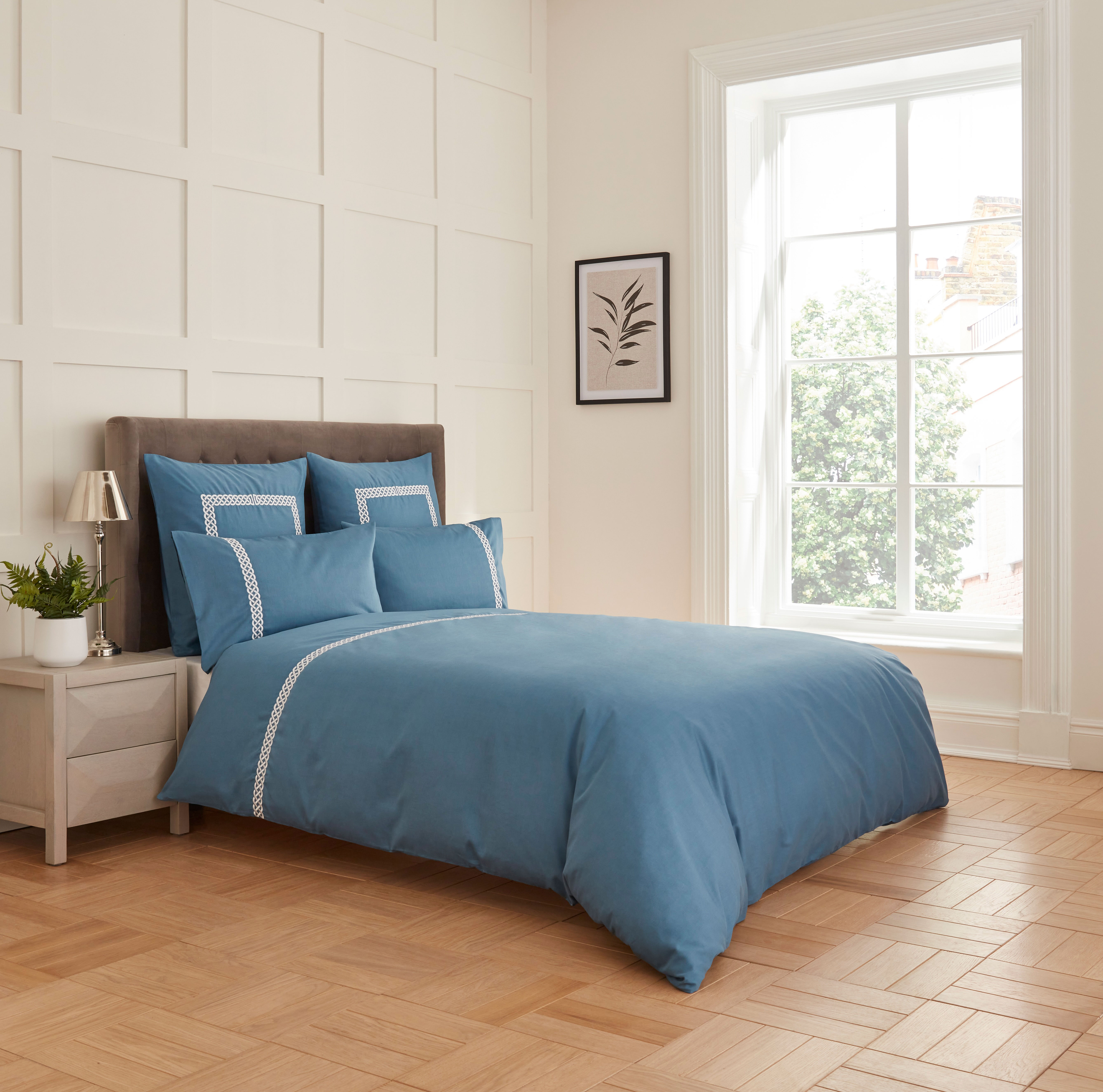 KARLA BREE 400 Thread Count Celtic Knot Duvet Set White on Midnight Teal