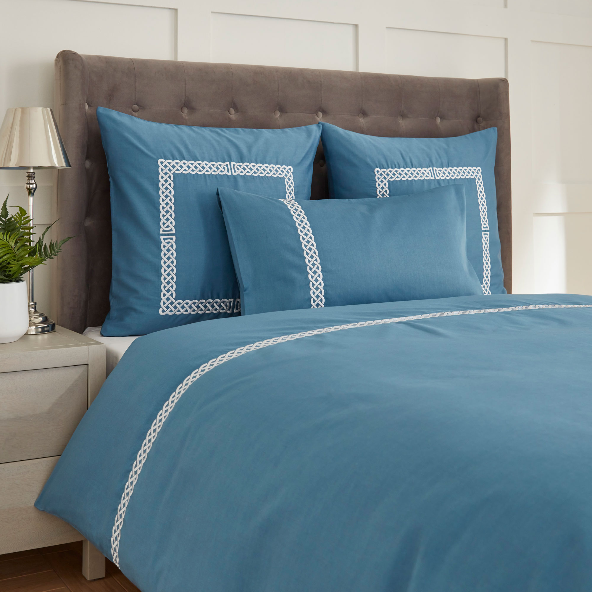 KARLA BREE 400 Thread Count Celtic Knot Duvet Set White on Midnight Teal