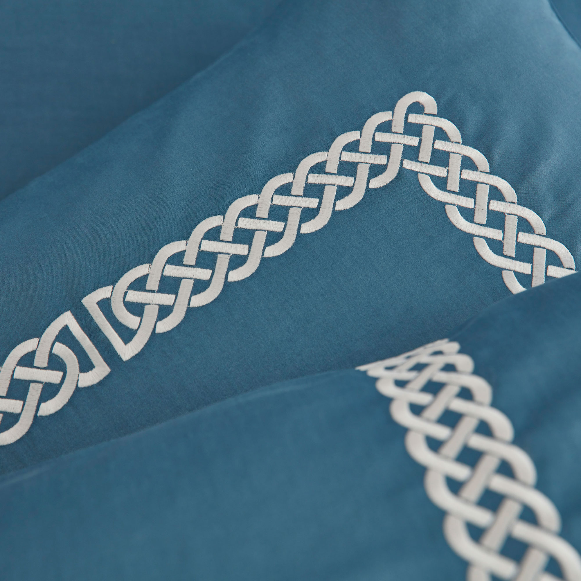 KARLA BREE 400 Thread Count Celtic Knot Duvet Set White on Midnight Teal